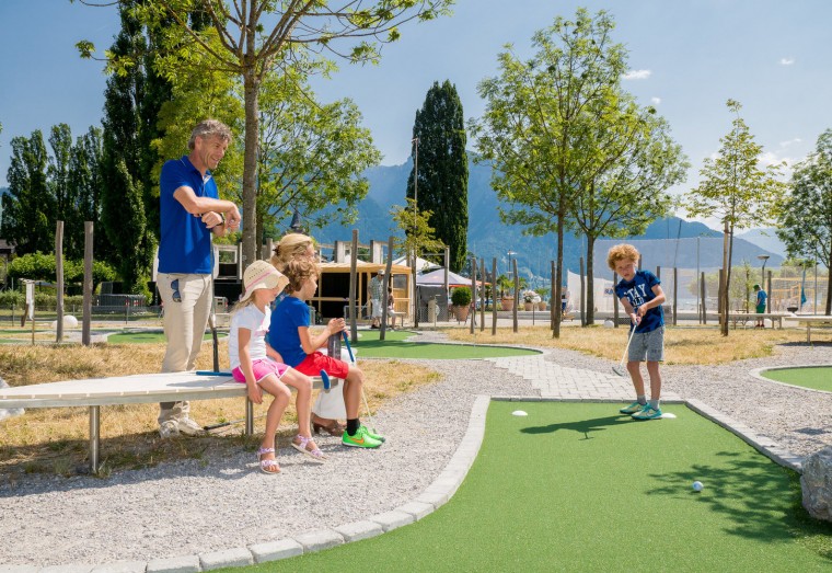 Beach trail Spiez - Faulensee / leisurely walk along Lake Thun